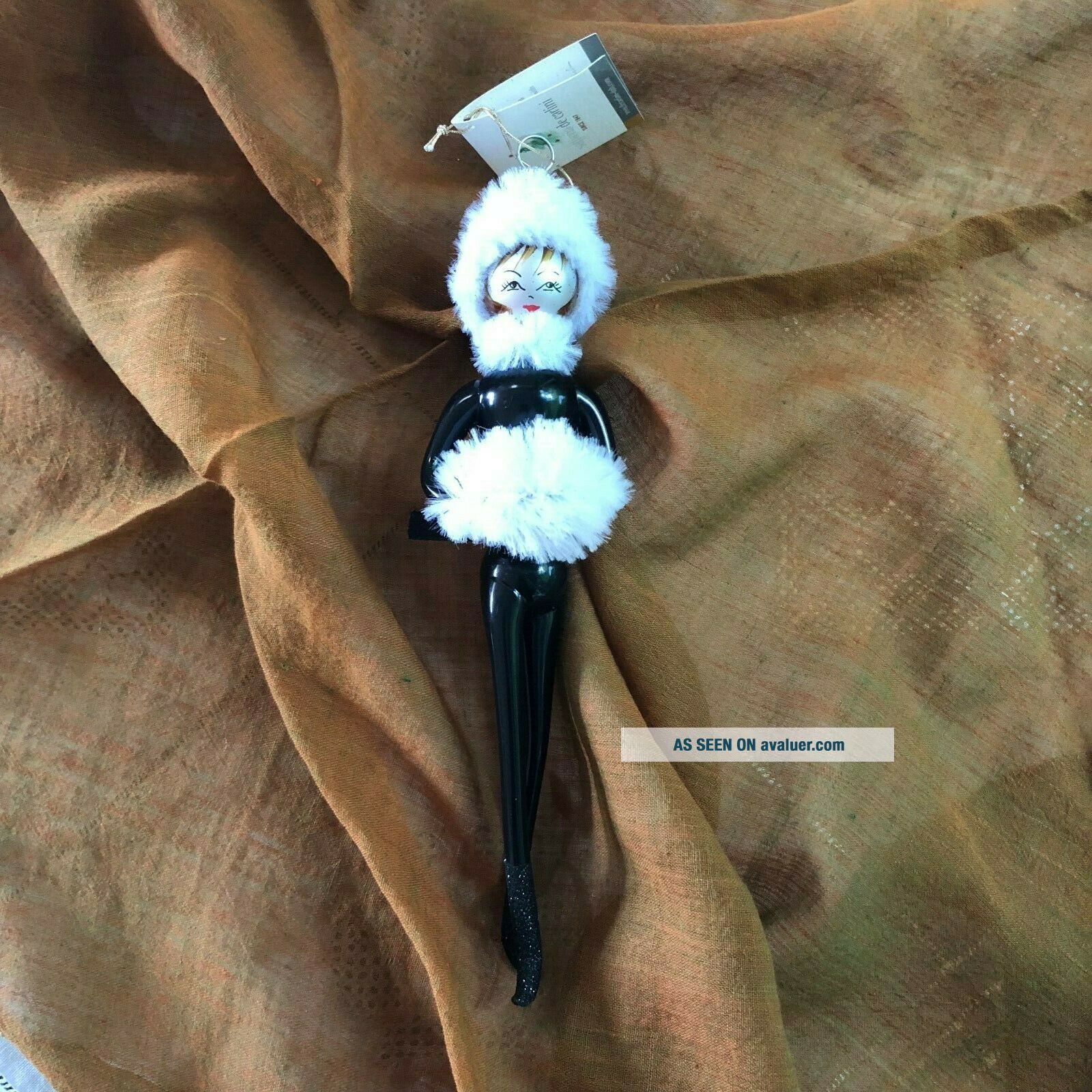 Soffieria De Carlini Lady In Black Pants And White Muff Christmas ...