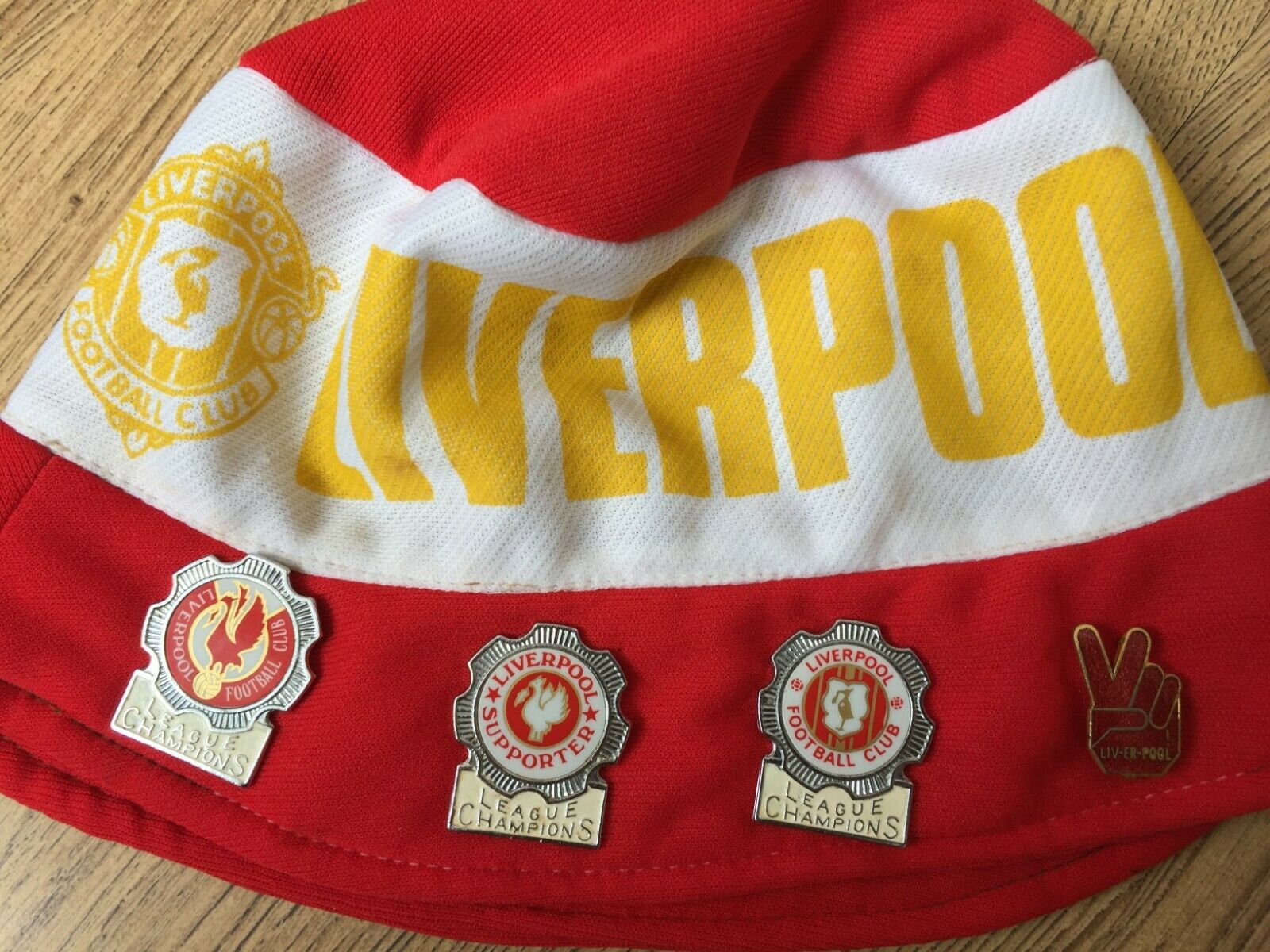 LIVERPOOL FC RARE VINTAGE FOOTBALL BEANIE/HAT - RARE BADGES/PINS ...
