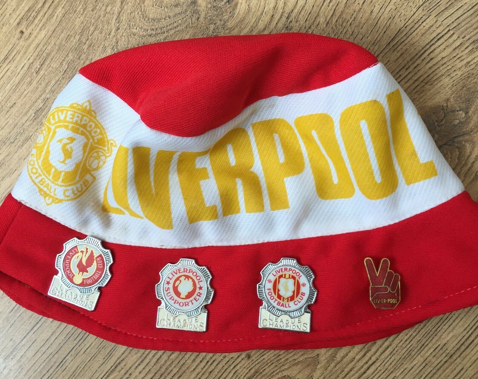 LIVERPOOL FC RARE VINTAGE FOOTBALL BEANIE/HAT - RARE BADGES/PINS ...